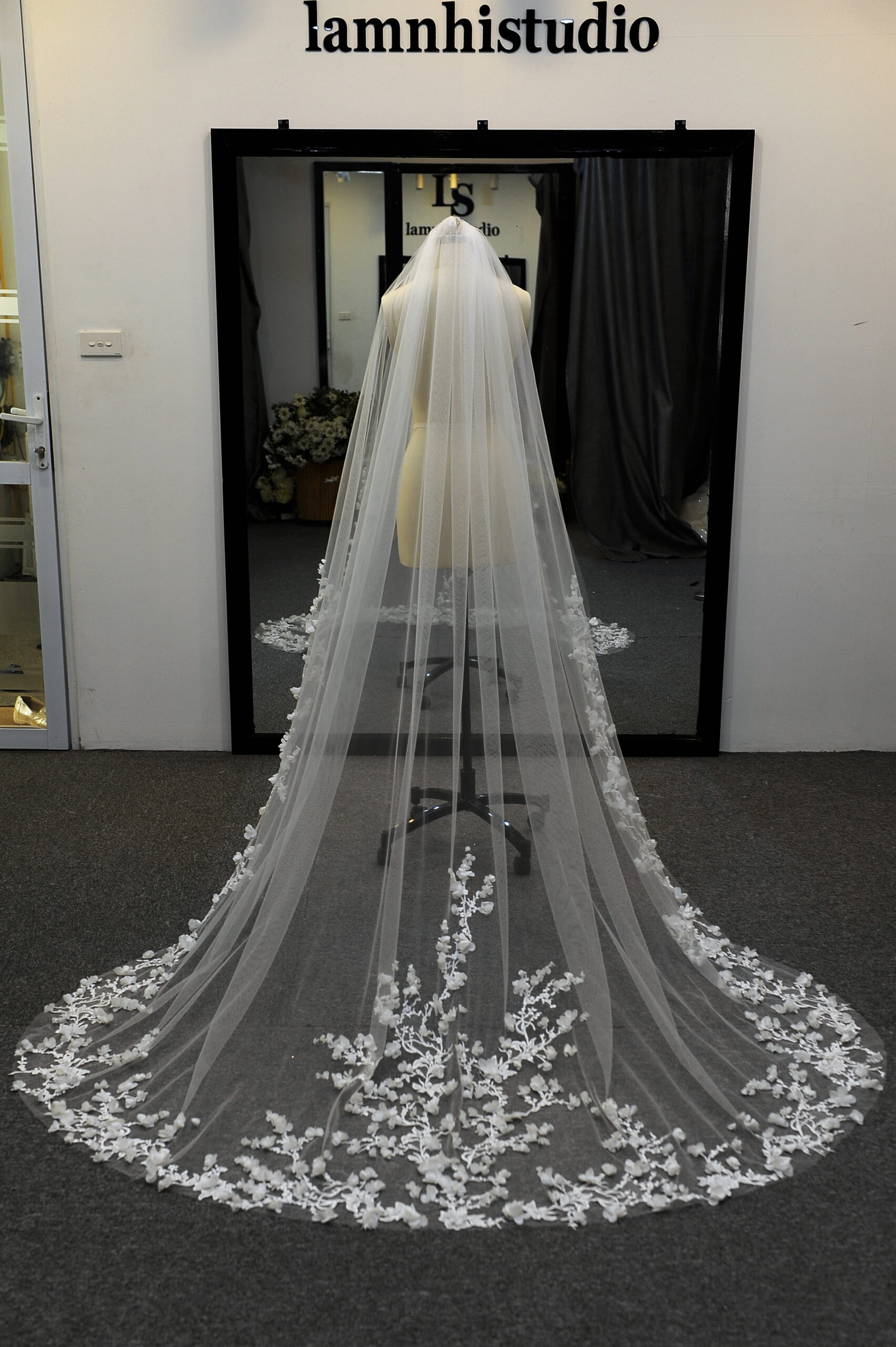 LS45/3D flower lace veil/ Chapel length - LamnhiBridals